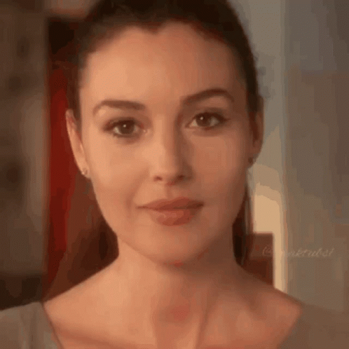 Beautiful Smile Goddess Smiling ГИФ на GIFS.RU